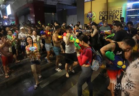 อั้นมานาน สงกรานต์ 2566 สีลมคึกคักสุดในรอบ 3 ปี คนแห่เล่นน้ำกันเนืองแน่น