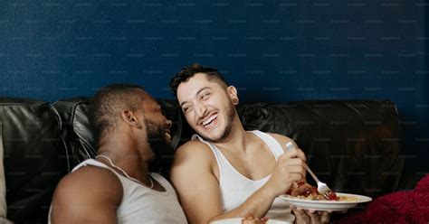 소파에 앉아 피자를 먹는 두 남자 사진 Unsplash의 웃음 이미지