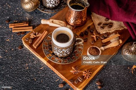 나무 배경에 향기로운 커피 음료와 커피 콩 한 잔 맨 위 보기 0명에 대한 스톡 사진 및 기타 이미지 0명 갈색 개념 Istock