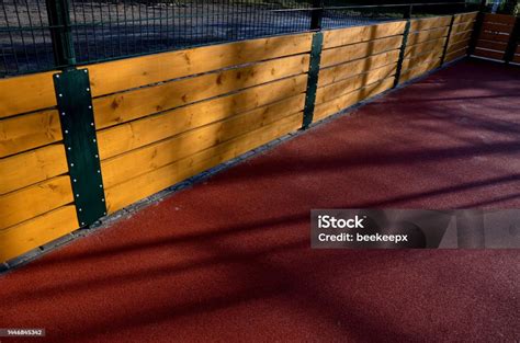 학교에서 볼 게임을 위한 다기능 야외 놀이터 선이 있는 플라스틱 카펫에서 녹색 인공 잔디 농구 골대와 축구 목표 잡는 높은