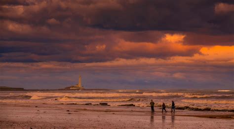 집 밖의 강가 걷고 있는 사람 경치가 좋은 고요한 구름 경치 구름 낀 하늘 그림 같은 긴 산책 레저 모래 모험 물 바다 바다 경치 바다의 배