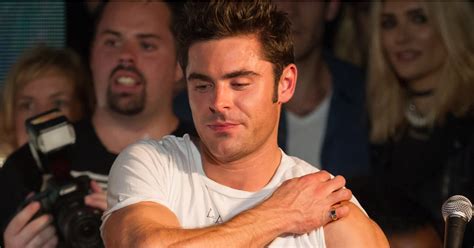 Zac Efron Showing Off His Bicep August 2015 Popsugar Celebrity