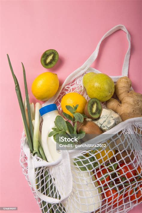 제로 폐기물 개념 패키지 프리 음식 쇼핑 유기농 과일과 채소를 곁들인 친환경 천연 가방 지속 가능한 라이프 스타일 개념 플라스틱