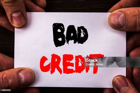 나쁜 신용을 보여주는 텍스트를 작성 하는 개념적 손 불 쌍 한 은행 평가 점수에 대 한 대출 금융 스티커 메모 종이 들고 손 손가락에 의미 하는 개념 개념에 대한 스톡 사진