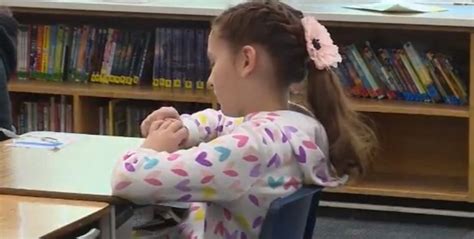 სკოლის ავტობუსის მძღოლი ყოველდღე თმას უწნავს გოგონას რომელსაც დედა გარდაეცვალა