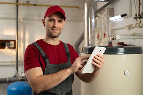 공장 환경에서 태블릿을 사용하여 산업용 보일러를 검사하는 전문 기술자 서비스에 대한 스톡 사진 및 기타 이미지 서비스 개선 건축물 Istock