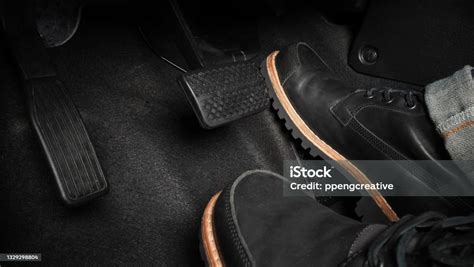 남자 발과 가속기 및 브레이크 페달은 자동차 또는 차량 내부의 브레이크 페달과 검은 색 가죽 신발이 속도 향상 또는 자동차