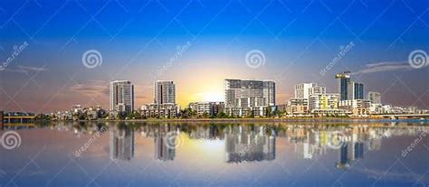 Sydney Harbour Australia Al Atardecer Con El Reflejo De Los Edificios Y Las Oficinas De Altura