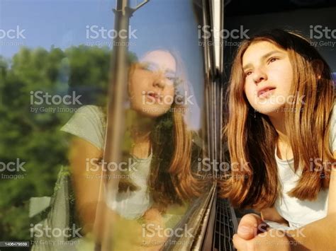 움직이는 기차의 마차 창문을 통해 풍경을 바라 보는 어린 소녀 기차에 대한 스톡 사진 및 기타 이미지 기차 소녀 여객 열차 Istock