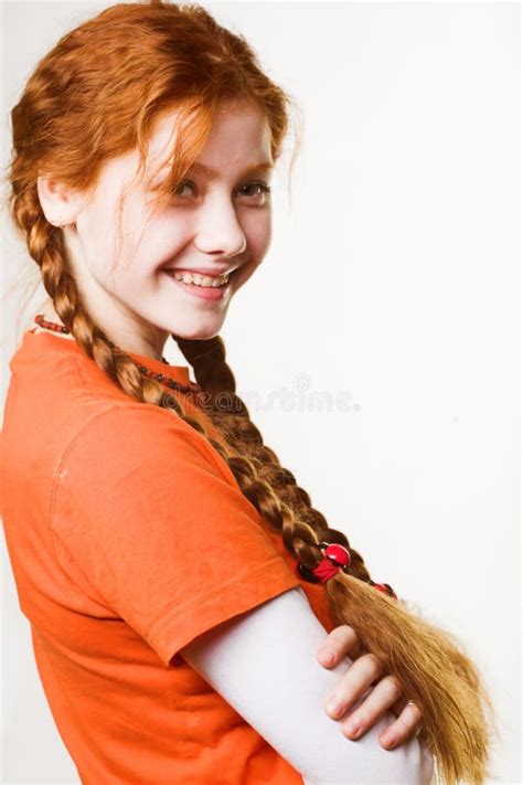Belle Fille Rousse Avec De Longues Tresses Image Stock Image Du Sain Verticale