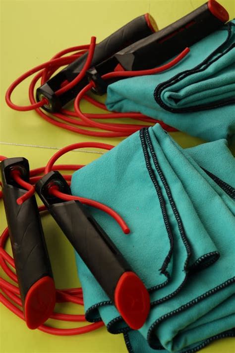 가정 운동 건강과 피트니스 검은색 손잡이 노란색 배경 대조되는 색 동적 구성 레져 활동 모던 피트니스 빨간 손잡이 빨간색과 파란색 생생한 색상 생생한