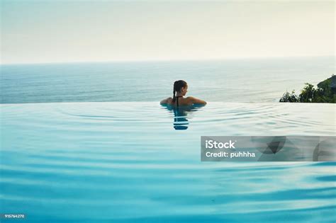 럭셔리 리조트입니다 수영장에서 편안한 여자입니다 여름 여행 휴가 수영장 스포츠 경기장에 대한 스톡 사진 및 기타 이미지 수영장 스포츠 경기장 한 명의 여자만 흠뻑