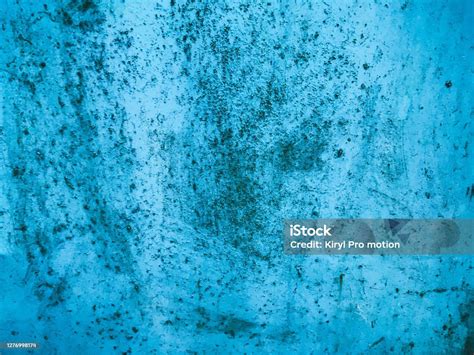 파란색의 텍스처 특이한 색상의 밝고 빛나는 표면 페인트 얼룩 손상 부식 및 녹이있는 금속 시트 질감은 이질적이고 매끄럽고 볼륨감이 있습니다 0명에 대한 스톡 사진 및 기타