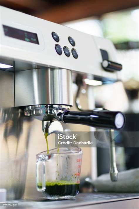 카페 의 바리스타 커피 기계 는 전문 커피 머신으로 뜨거운 커피 에스프레소 만들기 준비 0명에 대한 스톡 사진 및 기타 이미지 0명 갈색 금속 Istock