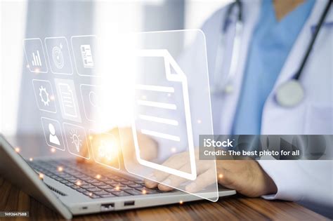 병원에서 일하는 컴퓨터를 사용하는 의사 데이터 환자 문서를 확인하는 컴퓨터를 사용하는 의사 건강 관리 병원 배경에 컴퓨터를 사용하는 의사 개념에 대한 스톡 사진 및 기타