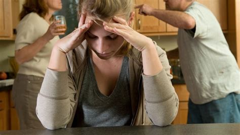 Dad Invades Daughter S Privacy And Takes Her Phone Away He Should Apologize Aita