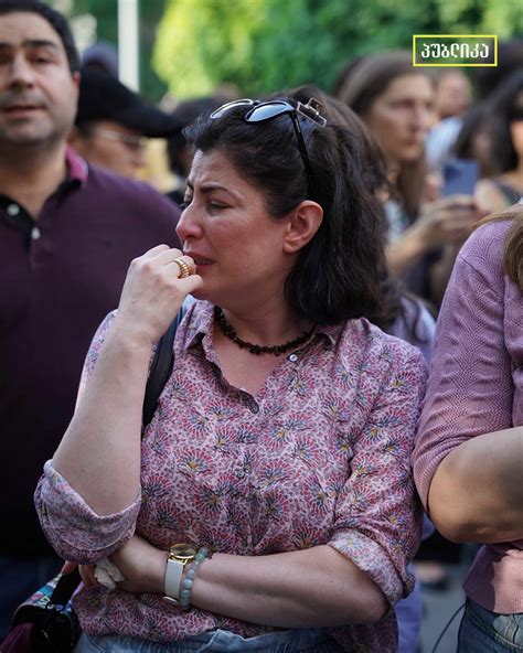 პუბლიკა ⭕ თბილისის საქალაქო სასამართლოს ეზოში მათე დევიძის ოჯახის