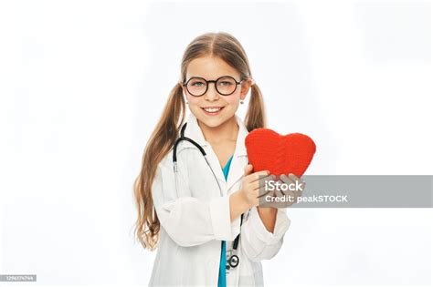 안경과 심장 모양을 들고 의료 코트를 입고 어린 소녀 어린이 소아과의 의료 및 지원 8 9 살에 대한 스톡 사진 및 기타 이미지 8 9 살 건강 진단 건강관리와 의술