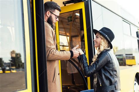 男子帮助女友进入城市公共汽高清图片下载 正版图片503381695 摄图网