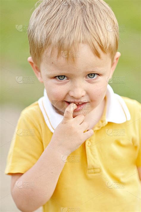 一个夏日户外男孩的肖像