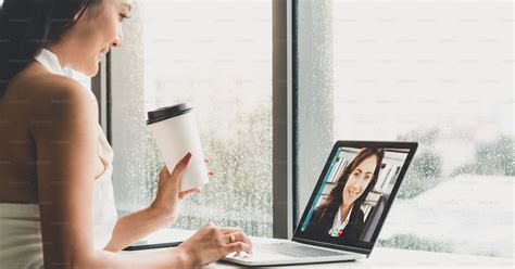 가상 작업 공간 또는 원격 사무실에서 만나는 화상 통화 사업가 스마트 비디오 기술을 사용하여 전문 기업 비즈니스의 동료와 소통하는 원격 근무 전화 회의 사진