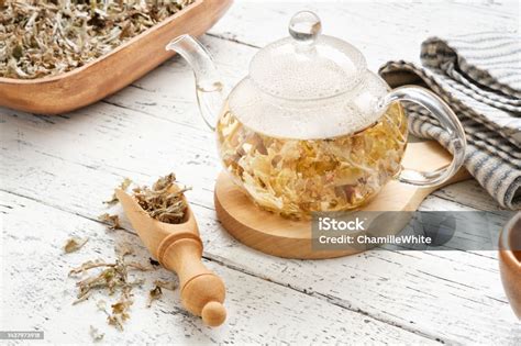 아이슬란드 허브 이끼 차의 유리 차 주전자 나무 국자와 말린 아이슬란드 이끼 한 그릇 체 트라 리아 섬 식물의 라틴어 이름 대체 약초 0명에 대한 스톡 사진 및 기타 이미지