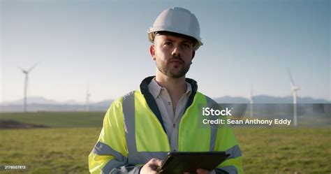 터빈 유지 보수 검사 및 안전 기술자를 위해 야외에서 태블릿을 사용하는 풍차 남자 및 엔지니어 지속 가능성 혁신 및 발전기 점검을 위한 사람 디지털 앱 및 재생 에너지 30