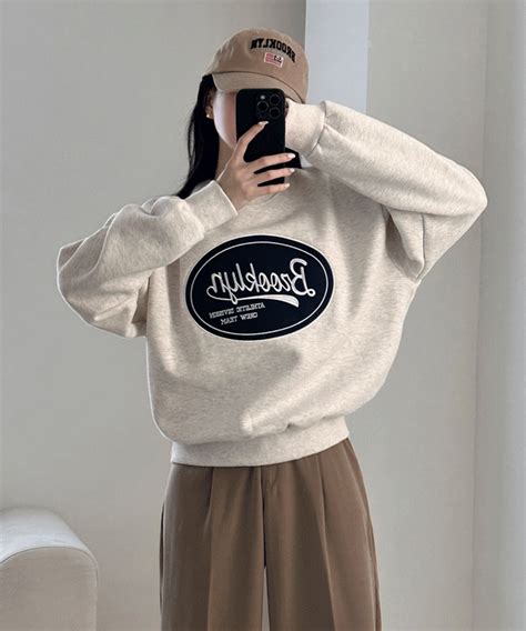 [꾸안꾸 아방핏 ] 미니멀 배색 패치 양기모 맨투맨 3color 에이블리