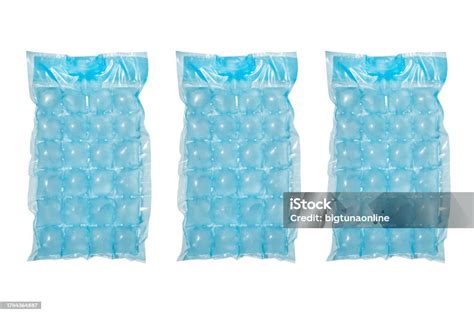 흰색 배경에 격리된 가정용 물 동결을 위한 파란색 플라스틱 포장 얼음 주머니 비닐 봉지 질감 배경에 있는 얼음 조각 아이스 서클 큐브 냉동고 아이스 팩에 대한 스톡 사진 및