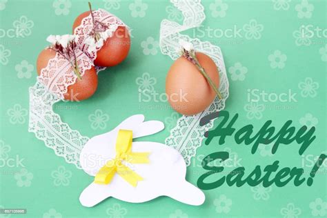 부활절 손으로 만든 장식된 인사말 카드 흰색 레이스와 녹색 배경에 고립 축제 종이 토끼 부활절 달걀 0명에 대한 스톡 사진 및 기타 이미지 Istock