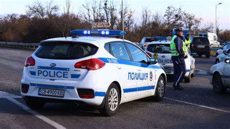 Криминално проявен е шофирал буса с мигранти който се вряза в кола на жандармерията Новини
