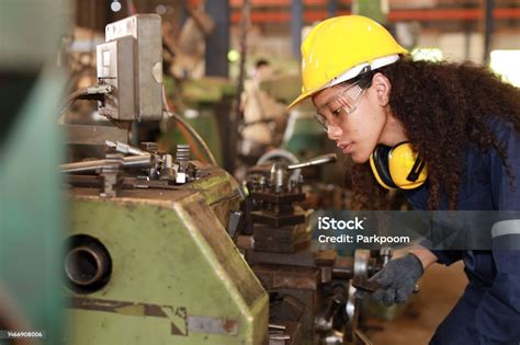 안전 안전모 유지 보수 작업을 하거나 중공업 제조 공장에서 선반 금속 기계를 확인하는 보호 유니폼을 입은 기술자 엔지니어 또는