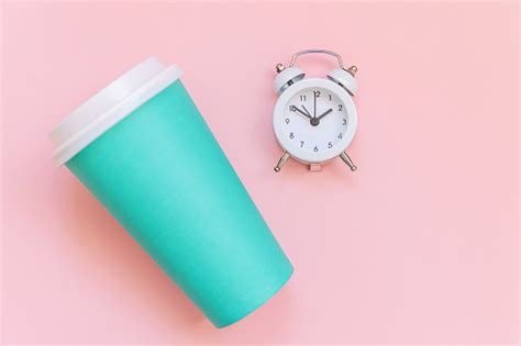 핑크 파스텔 컬러풀한 배경에 고립된 심플 플랫 레이 디자인 블루 페이퍼 커피 컵과 알람 시계 개념에 대한 스톡 사진 및 기타 이미지 Istock