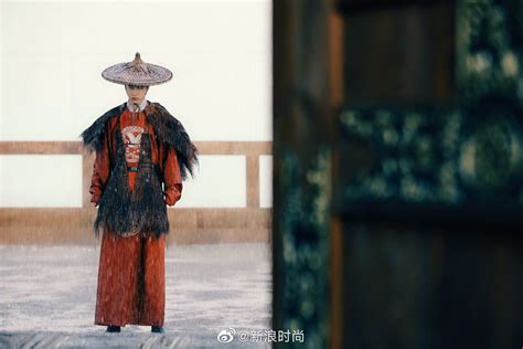 释出一组新大片，古装侠客造型首曝光