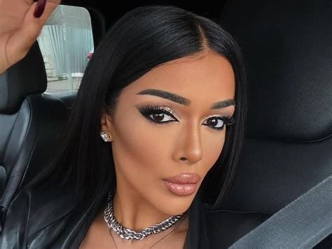 Влюбена и щастлива Диона подпали мрежата по бански Снимка Звезди Woman Bg