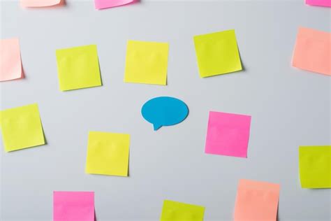 다채로운 스티커 메모와 중간에 하나의 파란색 구름이 있는 화이트 보드 프리미엄 사진