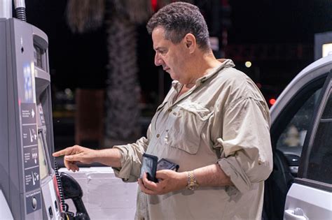 수석 라틴계 남자는 펌프에서 신용 카드로 지불을 주유소에서 자동차의 탱크를 연료 연료 펌프에 대한 스톡 사진 및 기타 이미지 연료 펌프 소매 소비자주의 주유소