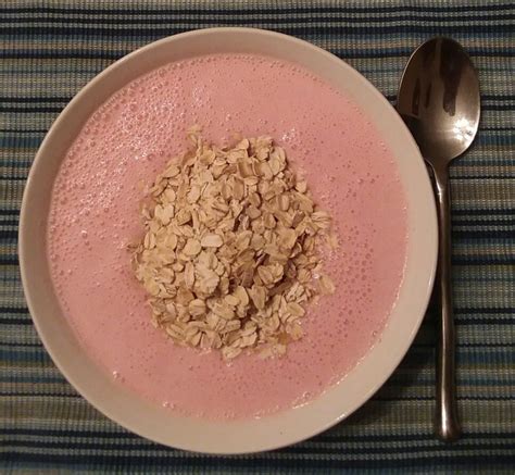 Bata Um Copo De Morangos Com Um Copo De Iogurte De Kefir E 6 Gotas De
