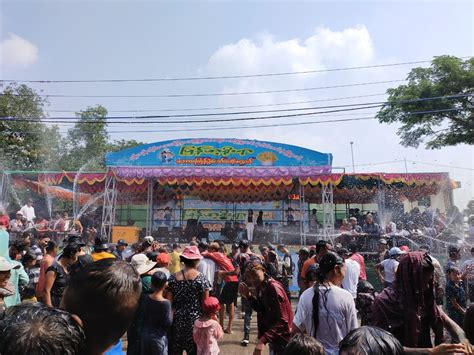 မဟာသင်္ကြန် အတက်နေ့ ဒဂုံမြို့သစ် ဆိပ်ကမ်း မြို့နယ်၌ ရေကစားသူများဖြင့် စည်ကားလျက်ရှိ