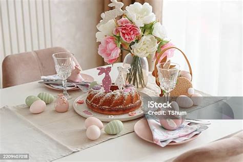 하얀 나무 테이블에 토끼 모양의 진저 브레드 쿠키로 장식 된 아이싱을 곁들인 전통적인 부활절 케이크가있는 테이블 세팅 0명에 대한 스톡 사진 및 기타 이미지 Istock