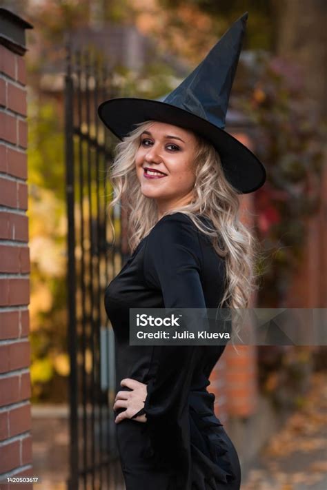 호박을 곁들인 할로윈 마녀 거리에서 마녀 의상을 입은 아름다운 젊은 여성 할로윈 장식 공간을 복사합니다 10월에 대한 스톡 사진 및 기타 이미지 Istock