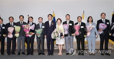 기념촬영하는 기계설비발전 유공자