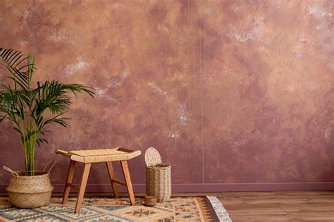 복사 공간 등나무 의자 식물이있는 바구니가있는 보호 식당 인테리어의 미니멀리스트 구성 및 개인 액세서리 갈색 벽 가정 장식 템