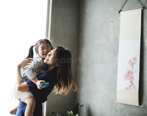 Madre E Hijo Japoneses Saludando Con La Mano La Veranda En Casa Foto De Archivo Imagen De
