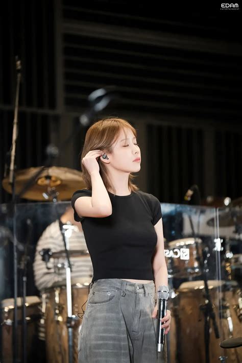 얇은 검정 반팔티 은근하게 볼륨있는 가슴라인 아이유 1장 촬스의 이슈와 유머