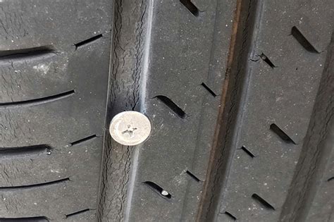 ネジが車のタイヤに刺さってる 空気漏れが起きる前にパンク修理に 店長の与太話