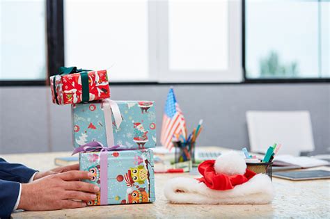 남자는 책상에 몇 가지 선물 상자를 넣습니다 사무실 긍정적인 감정 표현에 대한 스톡 사진 및 기타 이미지 긍정적인 감정 표현