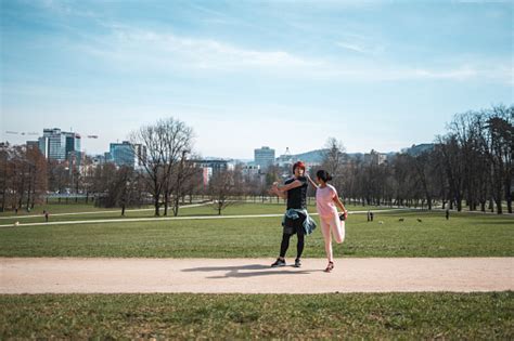 운동하기 전에 공공 공원에서 스트레칭하는 사랑스러운 아시아 커플 25 29세에 대한 스톡 사진 및 기타 이미지 25 29세 2명 30 34세 Istock