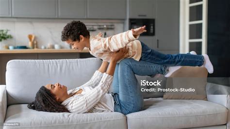 가족 게임 집에서 어린 아들과 노는 행복한 흑인 엄마 25 29세에 대한 스톡 사진 및 기타 이미지 25 29세 2명 8