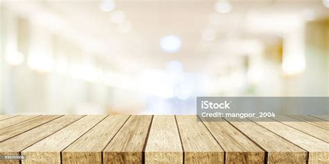 관점 나무 테이블 선반 및 Bokeh 배경 제품 디스플레이 몽타주 흐리게 저장소 0명에 대한 스톡 사진 및 기타 이미지 0명 건축물 공란 Istock